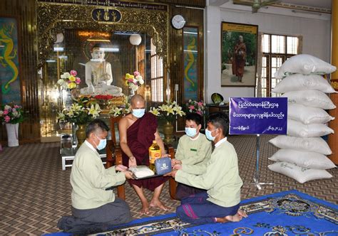 ပြည်ထဲရေးဝန်ကြီးဌာန မိသားစုများက ဆွမ်းဆန်တော်များ လှူဒါန်း Information And Public Relations