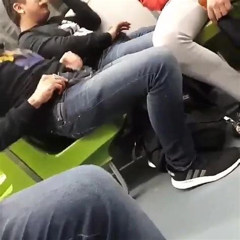 電車内フェラ — ゲイ エロ動画 Xhamster