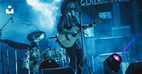 무대에서 공연하는 여성 사진 Unsplash의 무료 무대 이미지