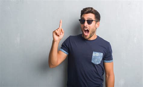 착용 색 안경 성공적인 아이디어와 손가락 가리키는 회색 그런 지 벽에 잘생긴 젊은 남자 종료 하 고 행복 번호 하나입니다 아이디어에 대한 스톡 사진 및 기타 이미지 Istock
