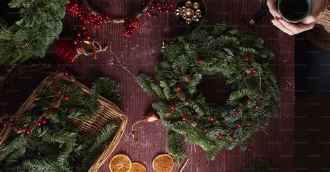 커피 한 잔과 커피 한 잔이 있는 크리스마스 트리 사진 Unsplash의 크리스마스 이미지