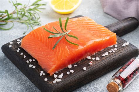 연어 필레 나무 도마에 붉은 소금에 절인 생선 레몬 로즈마리 향신료 건강한 식생활에 대한 스톡 사진 및 기타 이미지 건강한