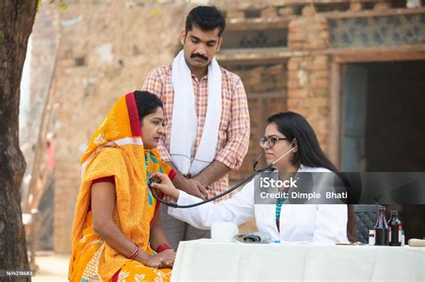 청진기를 들고 환자의 심장 박동이나 호흡을 확인하는 인도 여성 의사 남편과 함께 사리를 입은 여성 인도 시골 의료 개념 20 24세에 대한 스톡 사진 및 기타 이미지