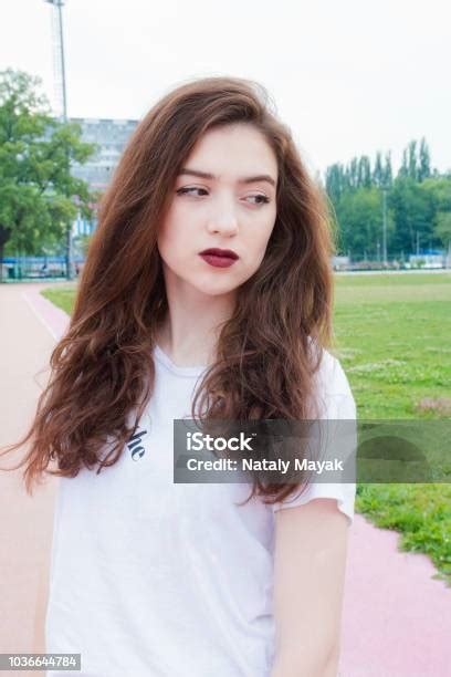 흰색 티셔츠에 느슨한 머리 스트레이트 머리를 가진 아름 다운 심각한 여자의 클로 우즈 업 초상화 T 셔츠에 대한 스톡 사진 및 기타 이미지 Istock