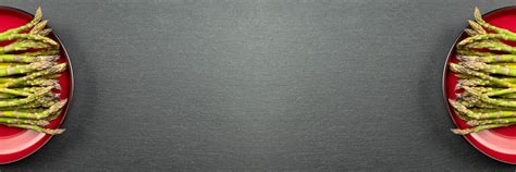 검은 슬레이트 석면 배경에 녹색 아스파라거스 상단 보기 빨간색 접시에 아스파라거스 텍스트 장소와 요리 배너 0명에 대한 스톡 사진 및 기타 이미지 Istock