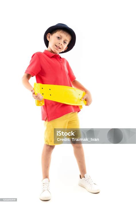 파나마 옐로우 져지 빨간 반바지 흰색 운동화를 입은 어린 소년이 서서 노란 페니를 손에 들고 있다 1 센트에 대한 스톡 사진 및 기타 이미지 Istock