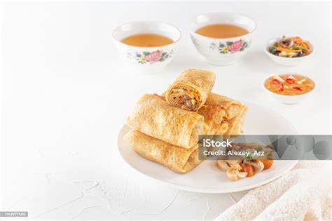 흰 바탕에 버섯이 담긴 접시에 담긴 중국 전통 토르티야 차 컵 건강한 생활방식에 대한 스톡 사진 및 기타 이미지 건강한 생활방식 고기 고기 파이 Istock