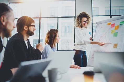 젊은 동료 써니 회의실에서 새로운 비즈니스 프레 젠 테이 션에 협력 Horizontalblurred 배경입니다 접근성에 대한 스톡 사진 및 기타 이미지 Istock