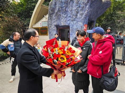 江北区雨花小学学子成为重庆市游泳项目史上最年轻的运动健将 中国网