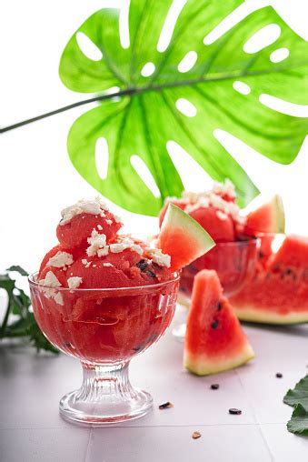 달콤한 잘 익은 여름 수박 슬라이스와 녹색 잎을 가진 페타 치즈컵의 디저트로 0명에 대한 스톡 사진 및 기타 이미지 0명 건강한 생활방식 건강한 식생활 Istock