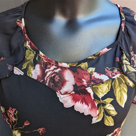 Adele May Sheer Flutter Sleeve Illusion Neckline Blou Gem