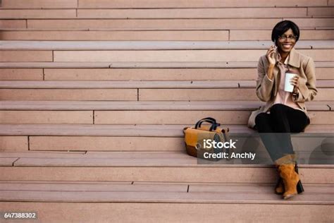 계단에 커피 브레이크를 복용 하 고 전화로 이야기 젊은 꽤 아프리카 여자의 초상화 공간 복사 가냘픈에 대한 스톡 사진 및 기타 이미지 Istock