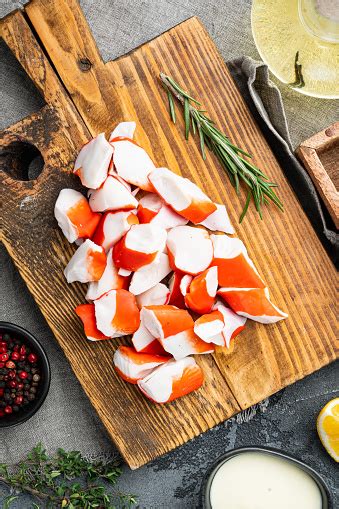 푸른 수영 게와 신선한 게 고기 수리미 회색 배경에 상단 보기 플랫 누워 Blue Swimming Crab에 대한 스톡 사진 및 기타 이미지 Blue Swimming