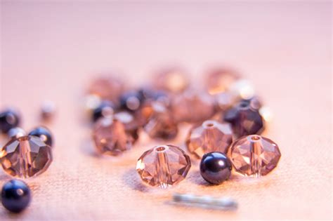 화려한 유리 구슬과 크리스탈 모양과 색상의 다양한 구슬 목걸이 또는 여성을위한 구슬의 문자열을 만들 수 있습니다 흐린 사진 개인 장식품에 대한 스톡 사진 및 기타 이미지