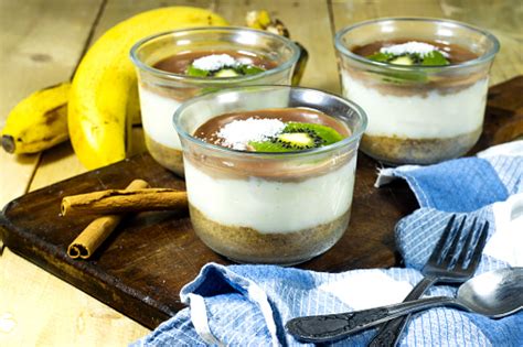 버터 쿠키와 견과류 푸딩을 곁들인 수제 바닐라와 초콜릿 바나나와 계피를 곁들인 코코넛과 키위 과일로 장식 가을에 대한 스톡 사진 및 기타 이미지 Istock