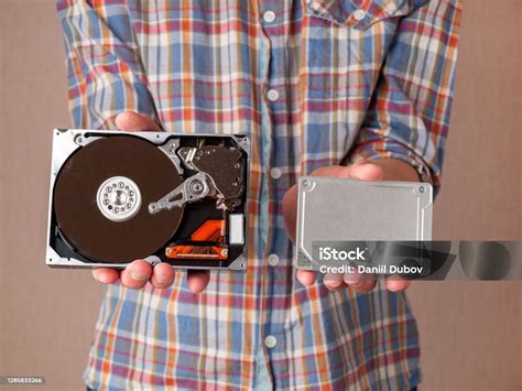 다양한 세대의 컴퓨터 드라이브 하드 디스크 드라이브 및 Ssd 드라이브 데이터 전송 읽기 및 쓰기 속도의 다양한 유형 개념에