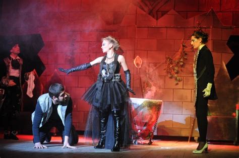 ფიფქია და შვიდი ჯუჯა 2013 წ