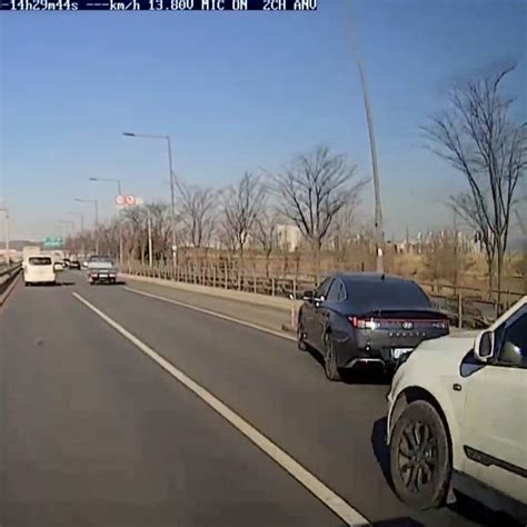 보배드림 제보 레이가 주차승강기 앞에 길막주차 했는데 휴대폰번호도 보이지 않고 25분이나 기다렸습니다 이런 연락처 없는 길막주차는 손해배상 받아야 합니다 번호