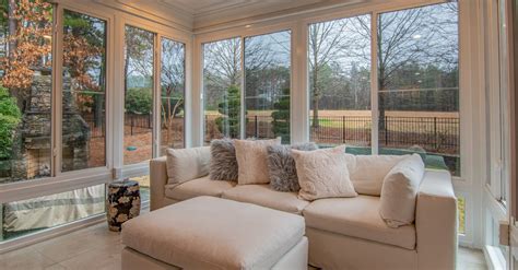 유리창 근처 흰색 소파 · 무료 스톡 사진