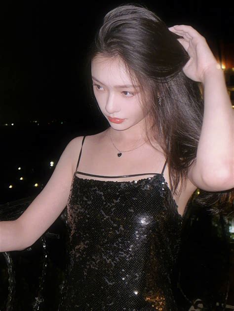 林允港风他拍显雪白肌肤 轻撩秀发美貌动人 搜狐大视野 搜狐新闻