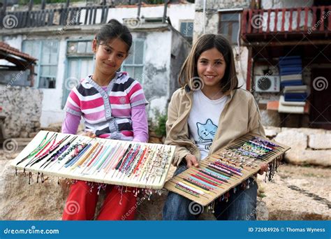 Ragazze Turche Con Unesposizione Colourful Di Gioielli A Kalekoy In