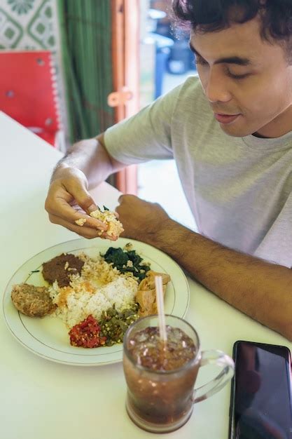 Retrato De Un Hombre Comiendo Comida Tradicional Foto Premium