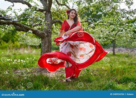 Joven Bailando Disfraz Gitano Foto De Archivo Imagen De Crecimiento Oriente 248924356
