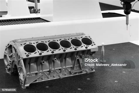 좌표 측정기 프로브는 디젤 엔진 수리의 실린더 블록을 측정합니다 실린더 블록 자동차 엔진 실린더 헤드 산업 자동차 서비스 개념