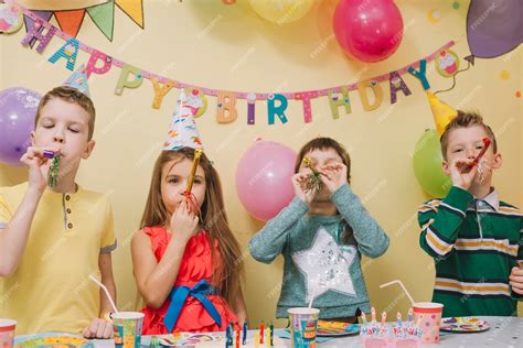 생일 바티에 소음 발생기가있는 어린이 무료 사진