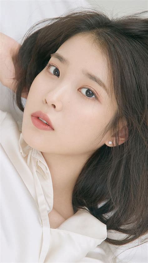 아이유 엘르 Elle 폰 배경화면 And 잠금화면 32장 미용 제품 한국의 아름다움 연예인 메이크업