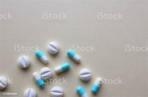 다양한 흰색과 파란색 알약 매크로 빛 배경 격리 복사 공간이있는 상단보기 개념에 대한 스톡 사진 및 기타 이미지 개념 개체 그룹 건강관리와 의술 Istock