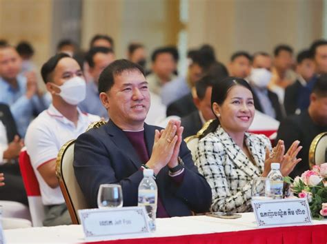 ឧកញ៉ាបណ្ឌិត គីម ហ៊ាង ផ្ញើសារអបអរសាទរអ្នកឧកញ៉ា គិត ម៉េង ដែលភរិយានិងកូនប្រុស ទទួលបានគោរមងារ