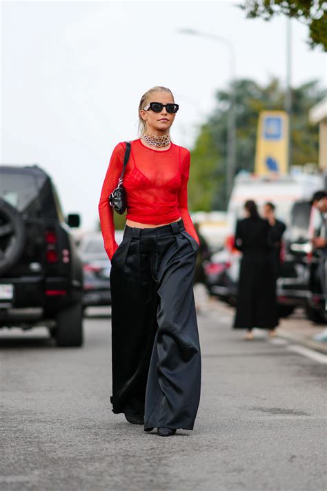 Streetstyle як носити червоний колір цього сезону Читайте на Ukr Net