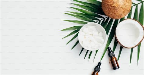흰색 배경에 열대 야자 잎이 있는 머리카락을 위한 코코넛 오일 플랫 레이 평면도 복사 공간 헤어 트리트먼트 개념을 위한 천연 유기농 화장품 사진 Unsplash의
