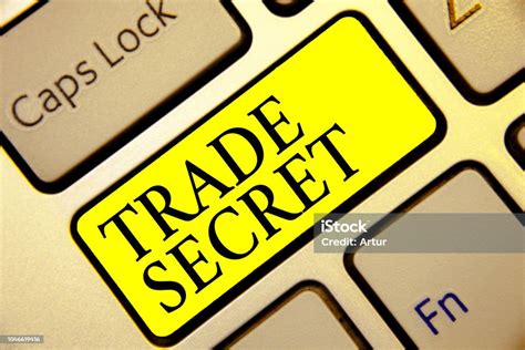 영업 비밀을 보여주는 텍스트 기호 개념 사진 기밀 정보 제품 지적 재산권 노란색 키보드 키 의도 대 한 반사 문서 컴퓨팅 컴퓨터 만들 감시에 대한 스톡 사진 및 기타 이미지