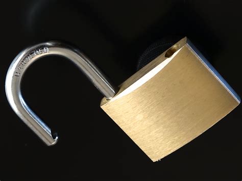 무료 이미지 열다 황금의 금속 성 조명 자료 맹꽁이 자물쇠 보석류 놋쇠 빛나는 U 자물쇠 안전하지 않은