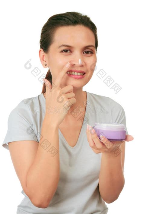 亚洲中年妇女在脸上涂了一层乳霜 包图企业站