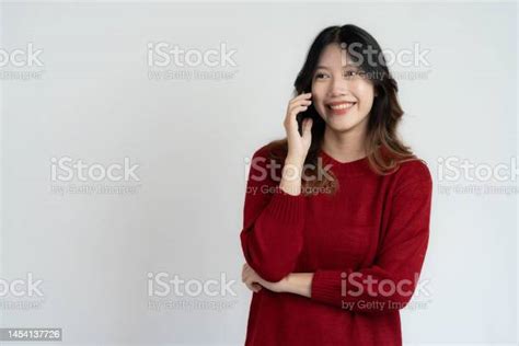 아시아 긴 머리 흑인 여자는 스마트폰을 들고 매우 행복 느낀다 흥분하고 놀란 손짓 흰색 배경에 격리된 스튜디오 초상화 20 29세에 대한 스톡 사진 및 기타 이미지 Istock