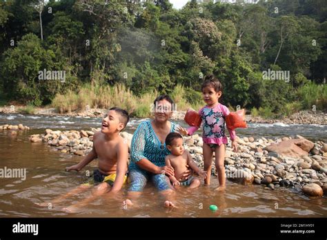 Familia Feliz En La Naturaleza Stock Photo Alamy