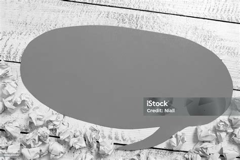 책상에 중요한 메시지가있는 노트북 펜 연필 종이 클립 마커 및 Usb 드라이브 사무용품이있는 테이블에 중요한 정보가있는 메모장 0명에 대한 스톡 사진 및 기타 이미지