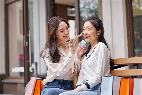 帮闺蜜补妆亲密的朋友高清图片下载 正版图片501747296 摄图网