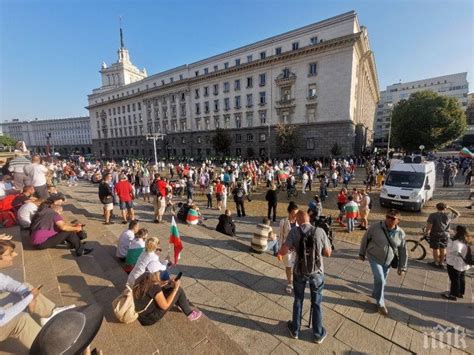 ЗАПОЧНА СЕ Първи арест на метежа Задържаха мъж с нож хората на Копейкин атакуват с яйца
