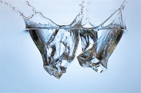 푸른 배경에 얼음 조각과 물의 추상적이고 최소한의 스플래시 클로즈업 개념에 대한 스톡 사진 및 기타 이미지 개념 결정체