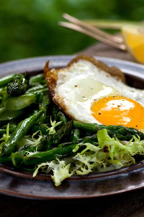 Pan Seared Asparagus Salad With Frisée And Fried Egg Recipe • 5★ • 15