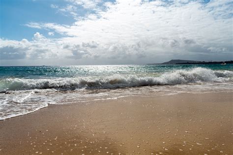 아름다운 해변과 란사로테의 열대 바다의 파노라마 카나리아 0명에 대한 스톡 사진 및 기타 이미지 0명 관광 란사로테
