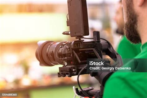 전문 카메라 무대 뒤에서 스튜디오에서 영화 또는 텔레비전 프로그램을 촬영 비디오 그래퍼 방송에 대한 스톡 사진 및 기타 이미지 방송 무대 뒤 스튜디오 촬영 Istock