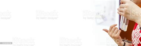 눈 덮인 실험실 스탠드에서 의학 검사를 위한 혈액 샘플을 가진 그의 손에 있는 유리 시험 관 및 시험 관 법의학 전문가는 Dna 샘플이 있는 시험관을 보유하고 있습니다 친자