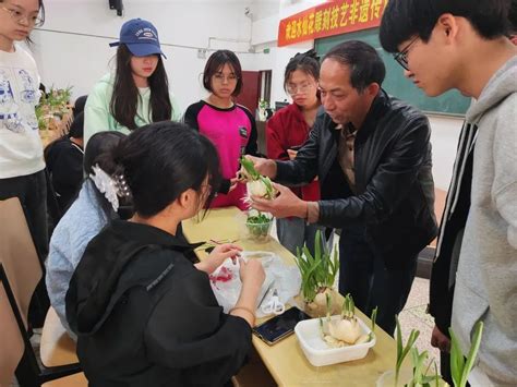 中华文化报官网 工匠进课堂 点亮匠心梦 漳州水仙花雕刻技艺非物质文化遗产代表性传承人到校传授技艺