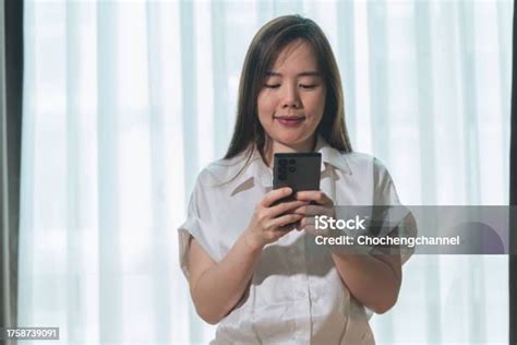 사무실에서 휴대 전화를 사용하는 아름 다운 아시아 사업가 35 39세에 대한 스톡 사진 및 기타 이미지 35 39세 가정 생활 개성 개념 Istock