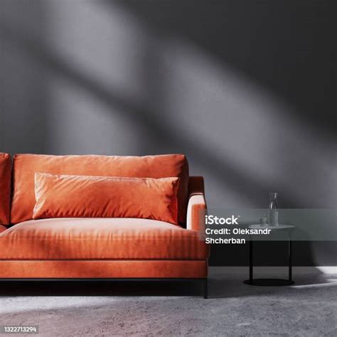 검은 색 커피 테이블이있는 빨간 소파가 있는 빈 방에 는 햇볕이 새는 검은 색 빈 벽 검은 빈 벽 3d 렌더링 0명에 대한 스톡 사진 및 기타 이미지 Istock